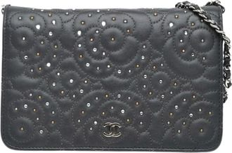 Chanel Pre-owned Sac bandouli&egrave;re matelass&eacute; Cam&eacute;lia en cuir dagneau clout&eacute; - Femme - Pre-owned - Noir - Taille: ONE Size