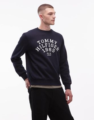 Tommy Hilfiger Sweatshirt in Marineblau mit mittigem, gebogenem Logo