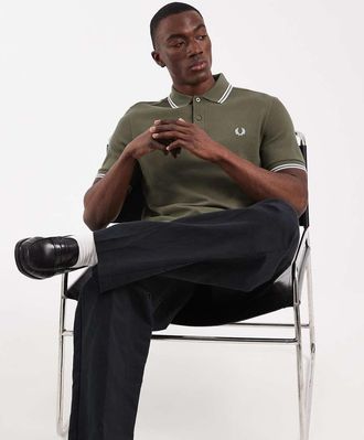 Fred Perry Polohemd in Khaki mit zwei hellblauen Zierstreifen-Gr&uuml;n