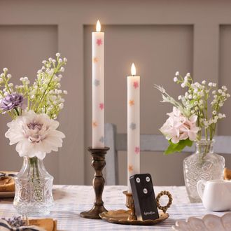 Lights4fun 2er Set LED TruGlow Tafelkerzen Stabkerzen mit Fernbedienung und Timer Osterdeko Tischdeko Ostern Tafelkerzen Osterdeko Modern Fr&uuml;hlingsdeko