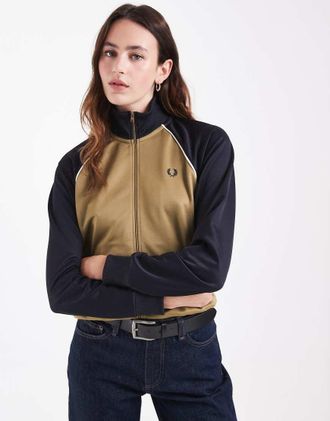 Fred Perry Trainingsjacke mit durchgehendem Rei&szlig;verschluss, Colorblock-Design und Logo in Bronze/Marineblau-Braun