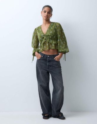 Wednesday's Girl lang&auml;rmlige, flie&szlig;ende Bluse in Khaki mit Blumenmuster-Multi
