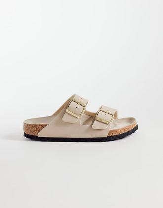 Birkenstock Arizona - Sandalen aus Birko-Flor in der Farbe Sandcastle/Oyster-Neutral
