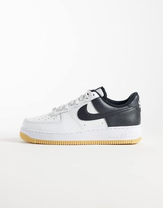 Nike Air Force 1 07 LV8 - Sneaker in Wei&szlig; und Schwarz