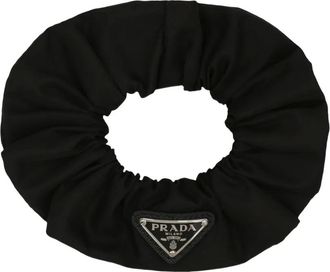 Prada ruffled triangle-plaque scrunchie - Schwarz