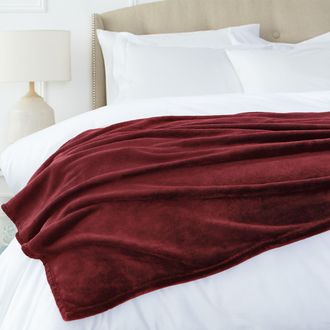 Amazon Basics Überwurf Kuscheldecke, Nicht beheizt, aus weichem, samtigem Plüsch, 168 x 229 cm, Burgunderrot