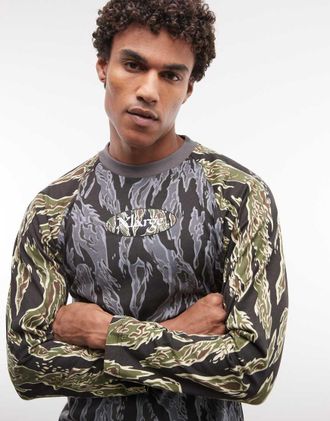 XLARGE Nu Age - T-shirt &agrave; manches longues raglan - Noir &agrave; motif camouflage-multicolore