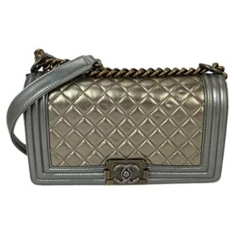 Chanel Sac bandouli&egrave;re matelass&eacute; Boy Flap moyen en cuir de veau m&eacute;tallis&eacute; Pre-owned - Femme - Pre-owned - Multicolore - Taille: ONE Size