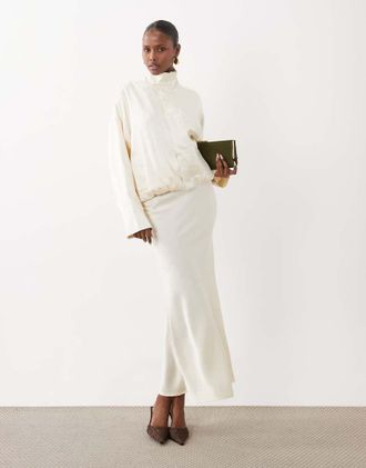 KAIIA ensemble coordonn&eacute; exclusif jupe longue en satin coup&eacute;e en biais cr&egrave;me-Blanc