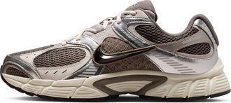 Nike Nike Unisex V5 RNR Sneaker, Cave Stone/Black/College Grey/Vast Grey, 44.5