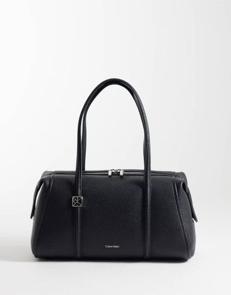 Calvin Klein Schultertasche in Schwarz mit genarbter Struktur