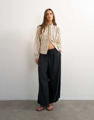 Topshop Hemd mit hohem Kragen und Ballon&auml;rmeln in neutralen Streifen-Wei&szlig;