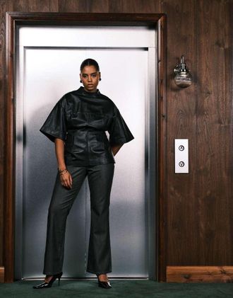 Good American Good Classic - Bootcut-Hose aus Kunstleder in Schwarz