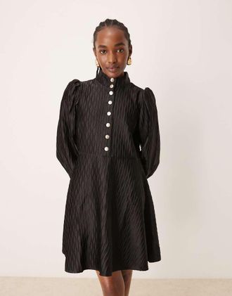 Vero Moda Hochgeschlossenes Minikleid aus Satin in Schwarz mit Knopfleiste vorn