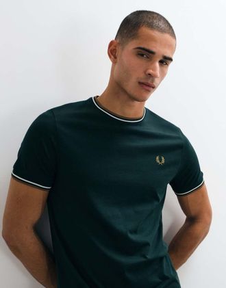 Fred Perry kurz&auml;rmliges T-Shirt mit Twin-Tip-Logo in Dunkelgr&uuml;n
