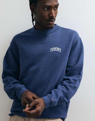 Tommy Jeans Sweat-shirt d&eacute;contract&eacute; ras de cou &agrave; logo NYC - Bleu marine
