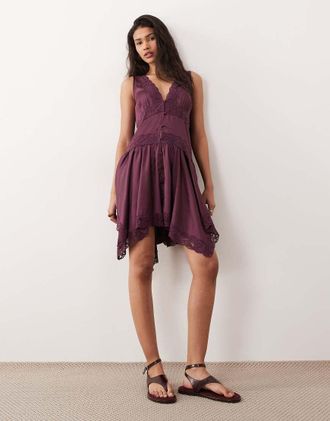 Miss Selfridge Robe courte style boh&egrave;me en satin avec ourlet mouchoir et empi&egrave;cements en dentelle - Figue-Violet