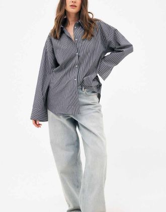 NA-KD Victoria Quitzau - Chemise oversize en coton &agrave; rayures - Bleu marine