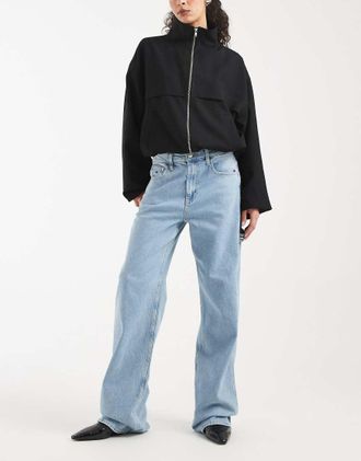 Tommy Jeans Mia - Locker, gerade geschnittene Jeans in hellblauer Waschung mit mittelhohem Bund