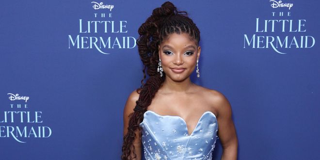 Halle Bailey am Red Carpet bei der Filmprämiere von Arielle.