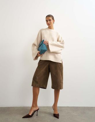 Topshop gestrickter kastiger Pullover mit weiten &Auml;rmeln, Knopfdetail und Farbe Latte-Grau