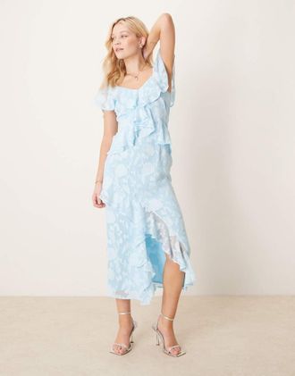 Pretty Lavish Wadenlanges Kleid in Puderblau mit Jacquardmuster und R&uuml;schen