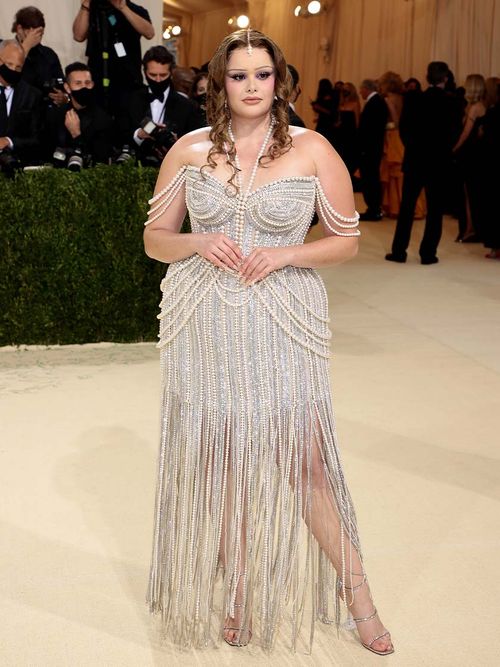 Barbie Ferreira in einem perlenbesetzten Kleid von Onathan Simkai bei der Met Gala 2021.