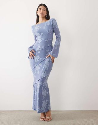 Asos robe longue d&eacute;vor&eacute;e &agrave; manches longues et dos nu &agrave; fleurs bleues