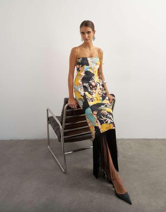 Topshop robe longue en satin &agrave; bretelles, col carr&eacute;, avec ourlet &agrave; franges, &agrave; imprim&eacute; fleuri noir-Multi