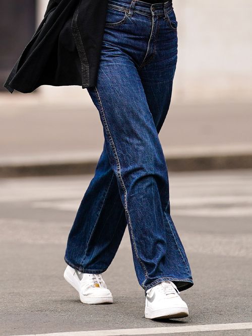 Close up von Jeans und weißen Sneakers