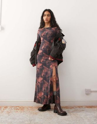 Reclaimed Vintage x Stranger Things - Robe longue et moulante avec fente et imprim&eacute; Onze - Rouge/noir-Multicolore