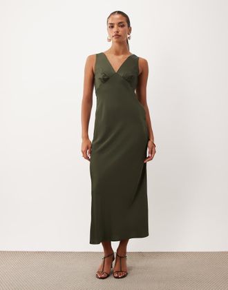 Nobody's Child Joey Satin-Slip-Midikleid mit tiefem Ausschnitt in Dunkelgr&uuml;n