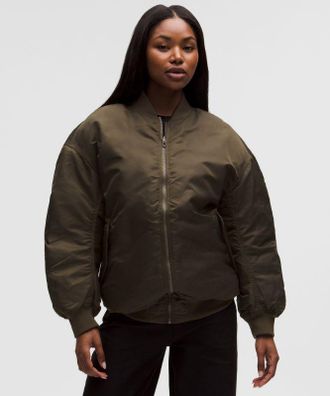 lululemon Bomber-Jacke im Oversized Fit mit 600er-Daunenf&uuml;llung f&uuml;r Frauen - Gr&ouml;&szlig;e XL in Olive Brown