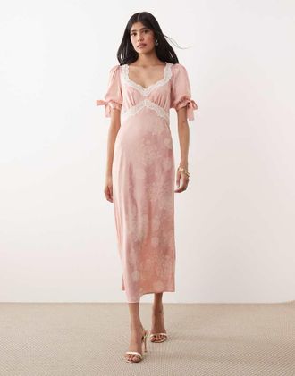 Hope & Ivy Midikleid aus Satin-Jacquard in Rosa mit Spitzenbesatz und Binde&auml;rmeln