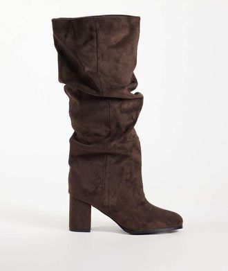 Simmi London Simmi London Maggie kniehohe Stiefel mit Raffungen in braunem Velourslederimitat