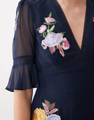 Hope & Ivy Maxikleid in Marineblau mit Blumenstickerei, V-Ausschnitt und Schlitz bis zum Oberschenkel-Navy
