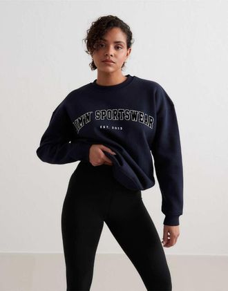 Aim'n Navy Varsity - Sweatshirt in Blau im College-Stil