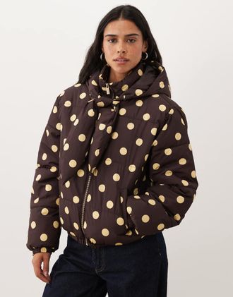 Miss Selfridge Steppjacke mit Bindekragen in schokobraunem Punktmuster