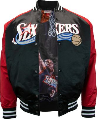 Mitchell & Ness Name & Number Lightweight Satin Jacket (NBA) - Philadelphia 76ers - A. Iverson, Schwarz-Rot, Gr&ouml;&szlig;e M