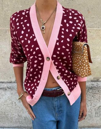 Never Fully Dressed Strick-Cardigan mit Kontrastbesatz in Burgunderrot und rosa Hirschprint-Multi