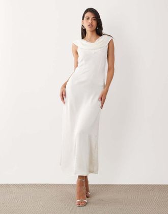 Vero Moda Robe longue sans manches en satin avec d&eacute;tail en dentelle - Champagne-or