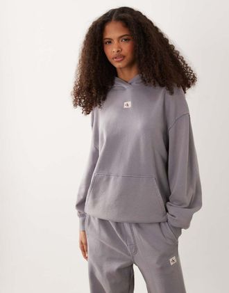 Calvin Klein Jeans ensemble coordonn&eacute; hoodie en French Terry avec &eacute;tiquette tiss&eacute;e, lilas gris