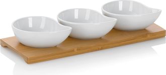 KELA Servierschalen Set 4tlg PHILIPA, Porzellan Snackschalen mit Bambus Servierplatte, Tropfenform, Dipschalen Set weiß