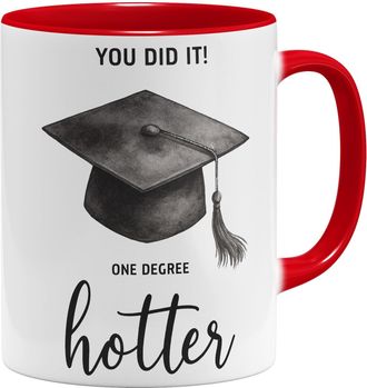 OM3 One Degree Hotter Kaffee-Tasse mit Spruch - Abschluss Hut f&uuml;r Bachelor Master Studium Graduation - Gl&uuml;ckwunsch Diplom bestandene Pr&uuml;fung - Keramik Bec