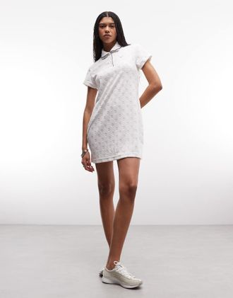 Nike Chill - Frottee-Kleid in Creme-Wei&szlig;