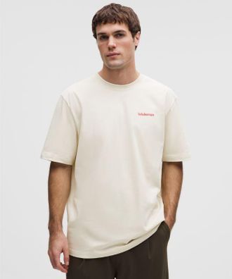lululemon T-Shirt aus schwerem Baumwolljersey Logo f&uuml;r M&auml;nner - Gr&ouml;&szlig;e 2XL in Light Ivory
