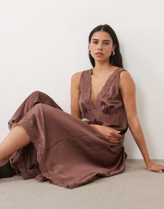 Miss Selfridge robe longue boh&egrave;me en satin avec empi&egrave;cement en dentelle et ourlet pointu couleur chocolat-Marron
