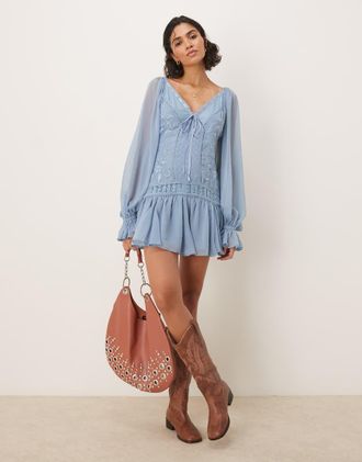 Asos Robe courte à manches bouffantes avec détails brodés et en crépon - Bleu-Vert