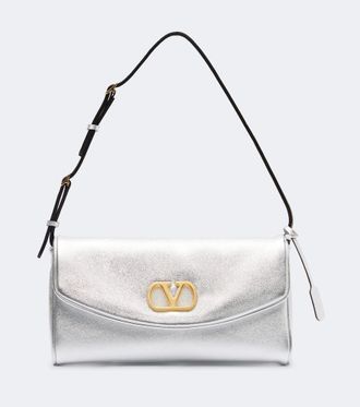 Valentino Garavani Schultertasche DeVain Small aus Metallic-Leder