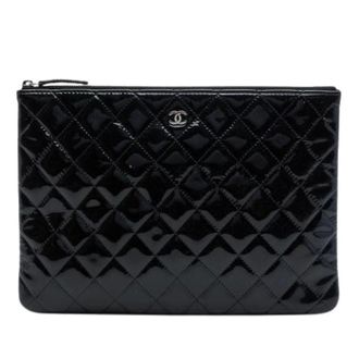 Chanel Sac pochette en cuir verni matelass&eacute; doccasion - Femme - Pre-owned - Noir - Taille: ONE Size